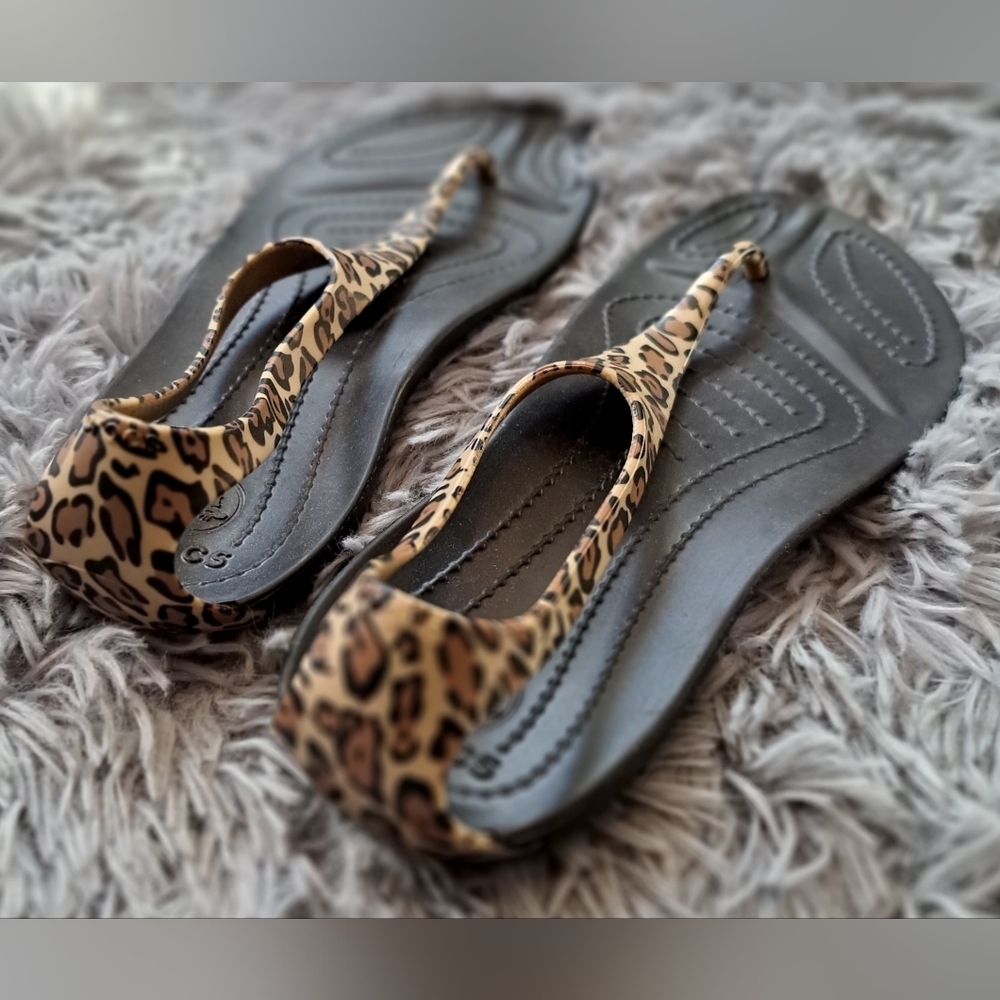 Crocs Leopard Print Thong Vacation Beach Sandal Size 6 - Gem